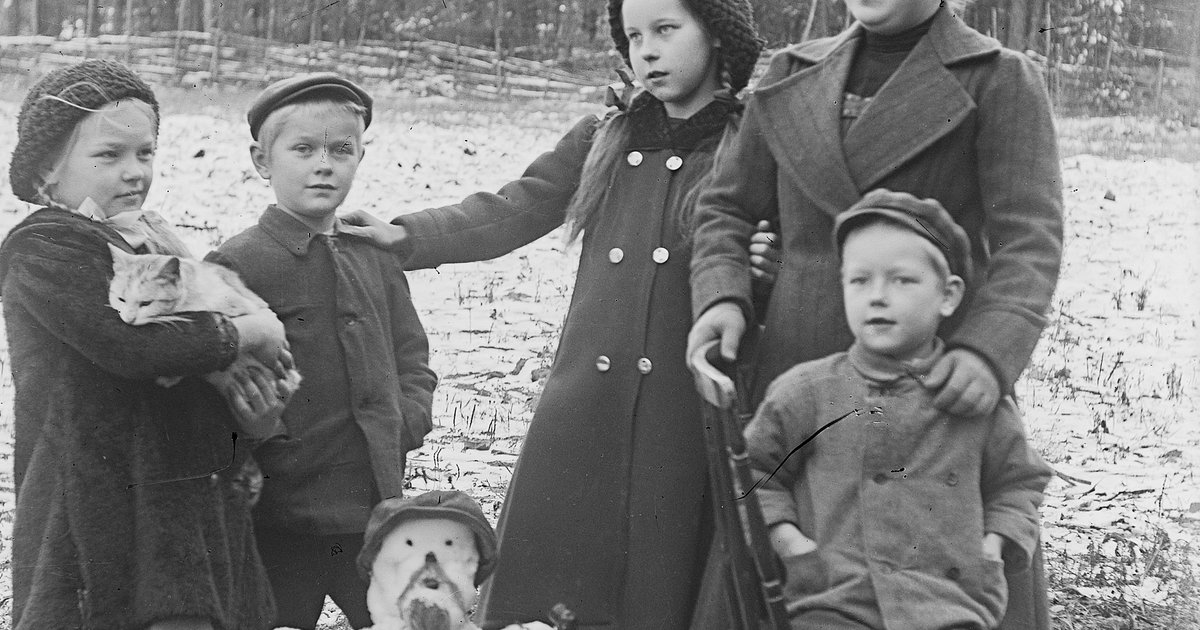 ‘J. H. Aho's children and their aunt with a tiny snowman in Lehtimäki ...